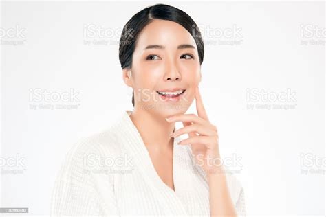 깨끗 하고 신선한 피부와 함께 부드러운 뺨과 미소를 만지는 아름 다운 젊은 아시아 여자 행복과 쾌활한 흰색 배경에 고립 아름다움과 화장품 개념 빛에 대한 스톡 사진 및 기타