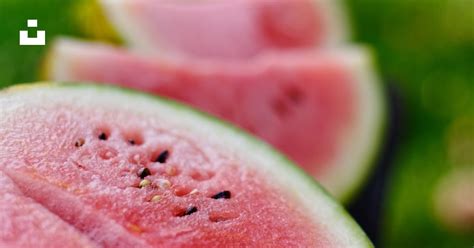 매크로 렌즈에 얇게 썬 수박 사진 Unsplash의 무료 식물 이미지