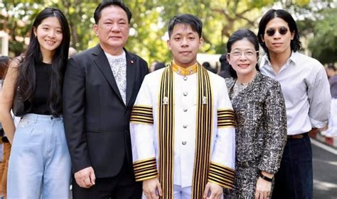 ครอบครัวอบอุ่น คุณหญิงหน่อย ปลื้มบุตรชาย เรียบจบเศรษฐศาสตร์ จุฬาฯ