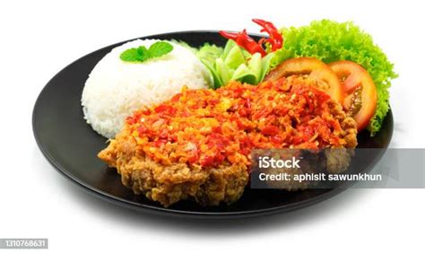 아얌 게프렉 인도네시아 음식 바삭바삭한 프라이드 치킨 뜨겁고 매콤한 삼발 칠리 소스 닭에 대한 스톡 사진 및 기타 이미지 닭