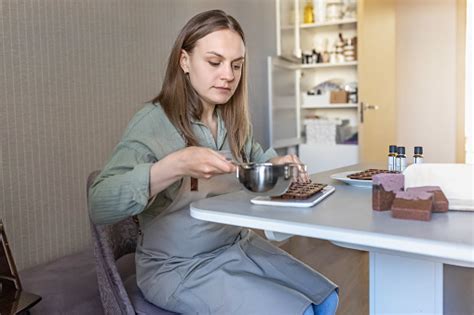 비누 메이커 여성은 몸 피부 관리를위한 화장품을 만들기위한 금형에 향기로운 오일과 뜨거운 유기농 코코아 버터를 부어 30 34세에 대한 스톡 사진 및 기타 이미지 Istock