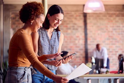 바쁜 사무실에서 디지털 태블릿과 문서를 가진 두 명의 여성 비즈니스 동료 건축에 대한 스톡 사진 및 기타 이미지 건축 모던 양식 바쁜 Istock