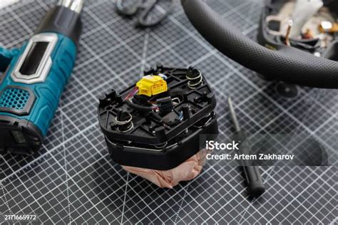 테이블 위의 자동차 수리점에서 가죽 자동차 스티어링 휠을 수리합니다 자동차 에어백 운전하기에 대한 스톡 사진 및 기타 이미지 운전하기 차 0명 Istock