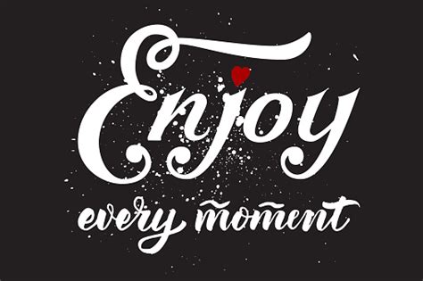 손이 그린된 글자 즐기십시오 작은 마음과 꽃 요소와 매 순간 우아한 현대 필기 서 예 잉크 그림 벡터 타이 포 그래피 포스터입니다 카드 초대장 인쇄 격언에 대한 스톡 벡터