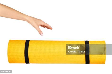 손으로 흰색 배경에 고립 운동에 대 한 노란색 요가 매트의 보기를 닫습니다 건강한 생활방식에 대한 스톡 사진 및 기타 이미지 건강한 생활방식 고무 노랑 Istock