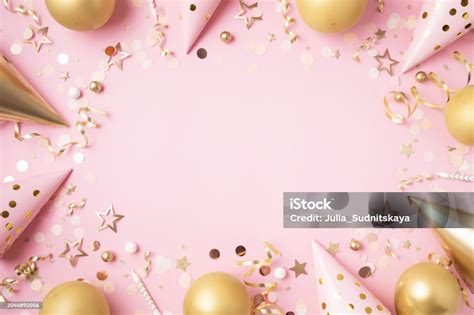 생일 파티 축제 배경 황금 장식 와 풍선 카니발 모자 색종이 조각 평면도 생일에 대한 스톡 사진 및 기타 이미지 생일 분홍 배경 주제 Istock