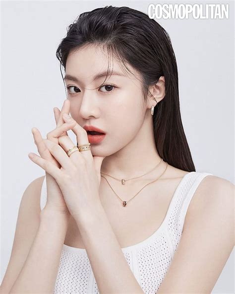 Go Yoon Jung에 있는 핀 코스모폴리탄 스튜디오 포즈 헤어 메이크업