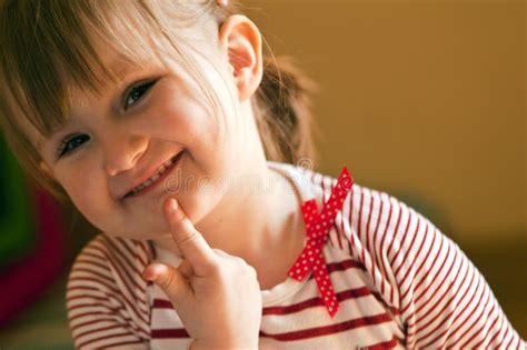 Baisers De Deux Petites Filles Image Stock Image Du Amis Femelles 20778767