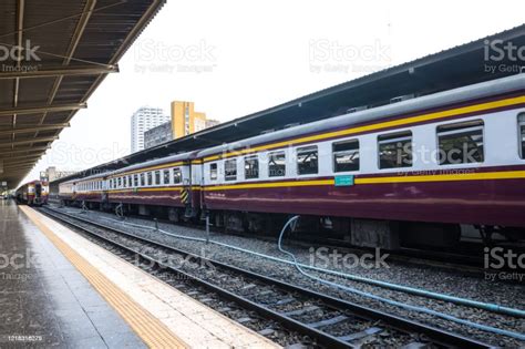 공공 역에서 디젤 기관차 열차 정류장 기차와 철도와 오래된 기차역 빈티지 교통 각도에 대한 스톡 사진 및 기타 이미지 각도 강철 객차 Istock