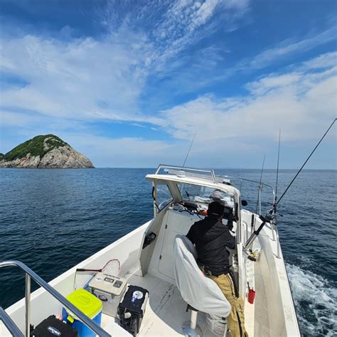 세나 오늘 친구는 바다 위에서 힐링 타임 중🌊 도시의 소음은 잠시 꺼두고 파도 소리랑 바람만 On 작은 보트에 낚싯대 몇 개 그리고 좋은 사람과의 시간 이게 바로