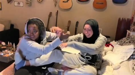 مين يمزح كدا 🙂😂 حال البنات مع بعضهم Youtube