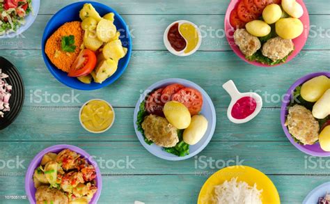 맛 있는 양념된 튀김된 돼지 갈비 요리 매운 매 리 네 이드에는 삶은 감자 샐러드 소스와 함께 제공 됩니다 Cutlets 나무 테이블에 접시에 건강한 식생활에 대한 스톡