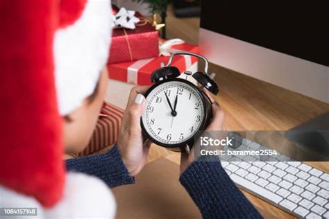 비즈니스 여자 산타 모자 크리스마스 파티와 새 해 복 많이 받으세요 후 책상 사무실에 시계를 들고 2019년에 대한 스톡 사진 및 기타 이미지 Istock