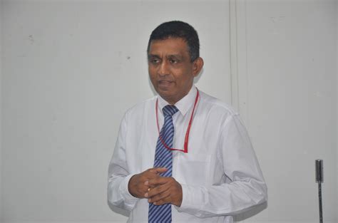 පාසල් ගුරුභාවතුන් සඳහා ඉලෙක්ට්‍රොනික සහ පරිගණක දෘඪාංග පිළිබඳ වැඩමුළු මාලාවක් ආතර් සී ක්ලාක්