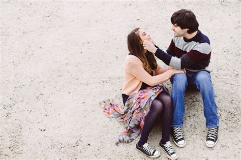 Junges Paar In Der Liebe Im Freien Kostenlose Foto