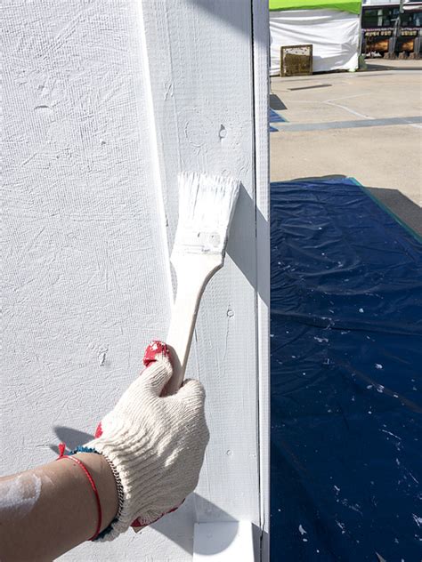 벽에 붓으로 페인트 칠 하기 유토이미지 상세페이지 베이직샵 사진 20988179