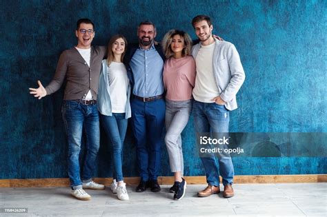 함께 서서 웃고 있는 창의적인 비즈니스 팀의 초상화 스타트업에서 함께 하는 다인종 비즈니스 인재 기업 비즈니스에 대한 스톡 사진 및 기타 이미지 Istock