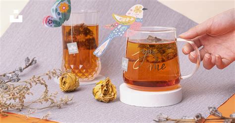 안쪽으로 갈색 액체를 가진 투명한 유리제 찻잔 사진 Unsplash의 무료 차 이미지