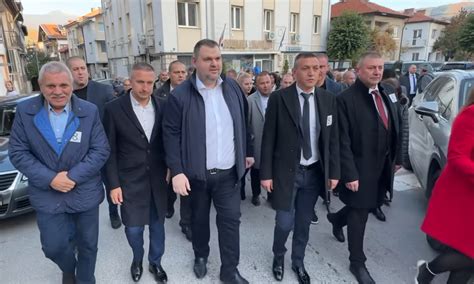 МЪЛНИЯ Напук на лъжите че е заминал Делян Пеевски излезе сред хората ВИДЕО Информационна