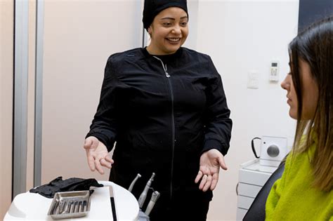 라틴계 여성 치과의사가 치과기구가 있는 테이블을 보여주며 미소를 짓고 있다 당뇨병에 대한 스톡 사진 및 기타 이미지 당뇨병 일함 2명 Istock