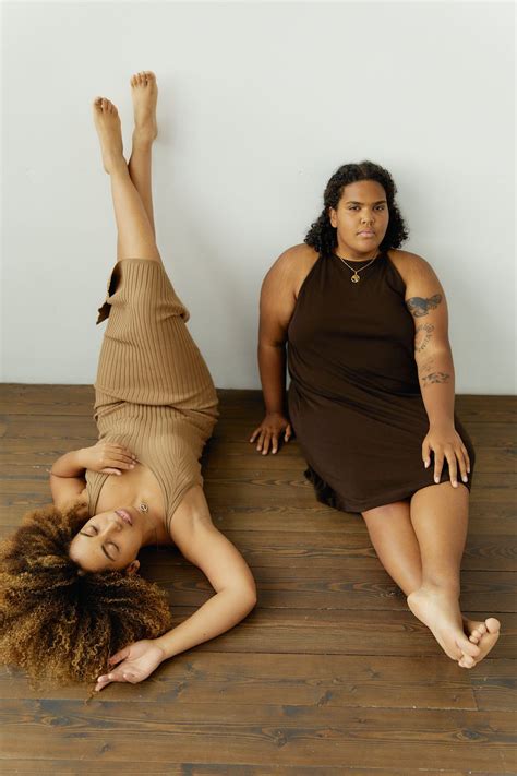 갈색 드레스 개성 곱슬머리 권한 부여 누워있는 다양성 다양한 여성 따뜻한 음색 맨발 모델 문신 문화적 표현