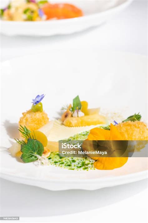미슐랭 스타 미식 레스토랑에서 인도 유채과 야채와 딜 버터 소스를 곁들인 독일 아스파라거스 요리 0명에 대한 스톡 사진 및 기타