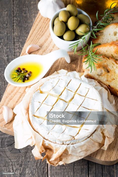 카망트 치즈를 구운 신선한 브리 치즈와 견과류 꿀 로즈마리 바게트 빵 토스트와 나뭇잎 나무 보드에 슬라이스 치즈의 브리 타입 이탈리아어 프랑스 치즈 0명에 대한 스톡 사진