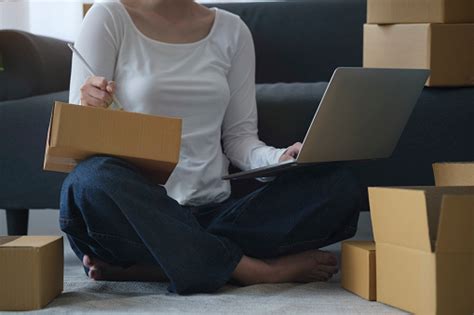 고객에게 배달하기 위해 제품 소포 상자를 준비하는 행복한 젊은 사업가들 T 20 24세에 대한 스톡 사진 및 기타 이미지 20 24세 기업가 마케팅 Istock