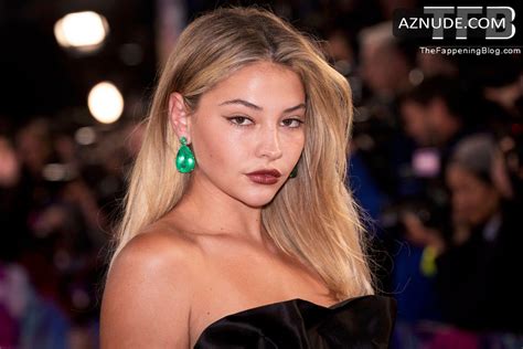 Madelyn Cline Sexy Seen Flaunting Her Hot Figure On The Red Carpet At The Glass Onion Premiere