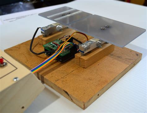 Arduino Powered Pinewood Derby Car Scale Measures Center Of Gravity Arduino Blog