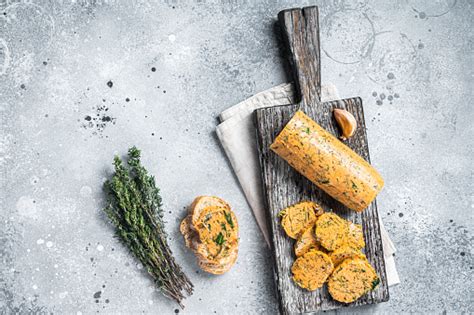 향신료 바질 오레가노 파슬리 마늘을 곁들인 허브 버터 회색 배경입니다 상위 뷰 0명에 대한 스톡 사진 및 기타 이미지 0명 건강한 식생활 검은색 Istock