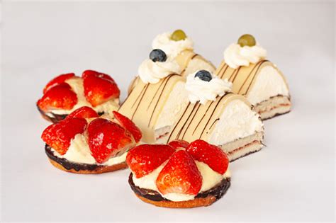 신선한 딸기와 퍼프 페이스트리 바닐라 크림 마지판 휘핑 크림 블루베리를 곁들인 덴마크 휘핑 크림 케이크 선택한 초점과 흰색 배경입니다 0명에 대한 스톡 사진 및 기타 이미지