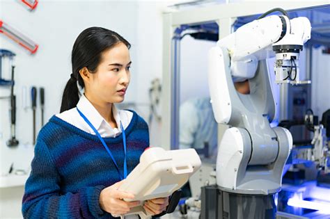 자동화 로봇 팔 기계의 작업을 테스트 학생 유니폼에 예쁜 아시아 여성 견습생 엔지니어 산업용 로봇팔에 대한 스톡 사진 및 기타 이미지 산업용 로봇팔 과학자 로봇