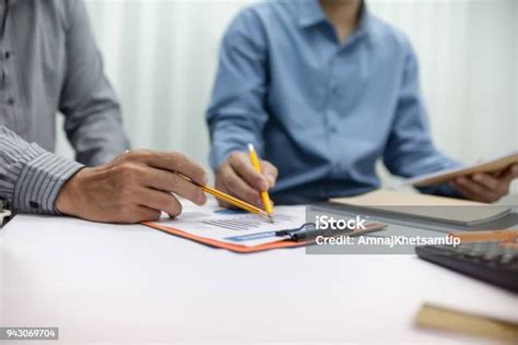 비즈니스 사람들 회의 시간입니다 새로운 시작 프로젝트 작업 아이디어의 프레 젠 테이 션 계획을 분석 2명에 대한 스톡 사진 및 기타 이미지 Istock