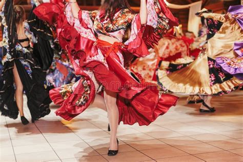 Festival Gitan De Danse Femme Exécutant La Danse De Romany Et Les