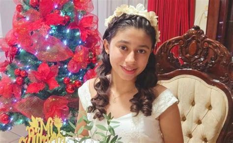 Émily Angulo Cumple Con El Sacramento De La Comunión