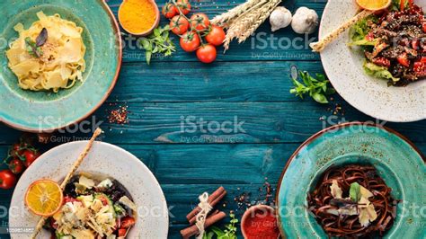 세트 요리입니다 파 르 마 치즈와 야채 샐러드와 블루 치즈 파스타 최고의 볼 수 있습니다 텍스트에 대 한 여유 공간입니다 에 나무 배경 미식가에 대한 스톡 사진 및 기타