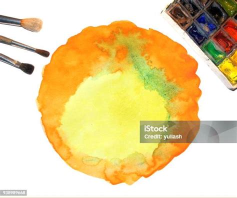 노란색주황색 수채화 명소입니다 페인트 시작 배경입니다 흰색 배경에 페인트 브러쉬입니다 종이 추상 텍스처 모형입니다 0명에 대한 스톡 사진 및 기타 이미지 Istock