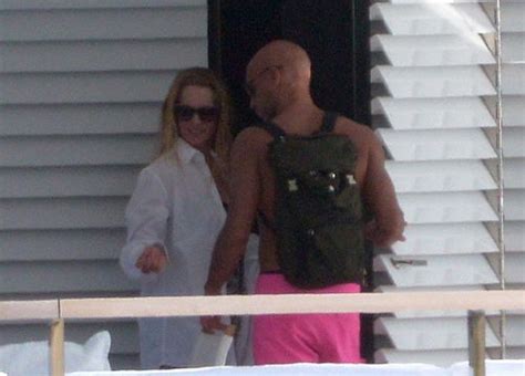 11조 상속女 고 스티브 잡스 부인 40대 애인과 데이트 장면 포착