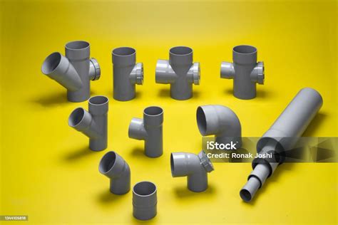 폴리 프로필렌 파이프에 대한 Upvc Cpvc 피팅 파이프라인에 대한 요소입니다 플라스틱 배관 요소 그들은 파이프를 연결하도록 설계되었습니다 폴리 프로필렌 피팅의 개념 판매