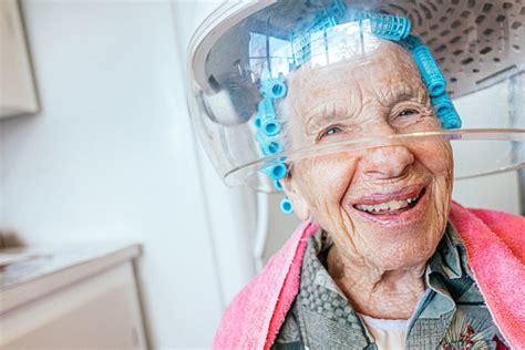 노인 백인 여성이 미소짓고 집에서 파마 나 샴푸 세트를 얻는 드라이어 아래에 앉아있는 얼굴을 만드는 광각 샷 여자 노인에 대한 스톡 사진 및 기타 이미지 Istock