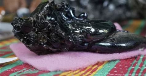 이게 뭐지 하늘에서 뚝미스터리 검은 돌 떨어진 태국