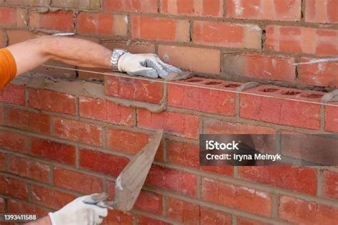 새로운 주거용 주택 건설에 박격포에 벽돌을 쌓는 벽돌층 벽에있는 또 다른 벽돌 벽돌공에 대한 스톡 사진 및 기타 이미지 벽돌공 영국 건물 외관 Istock