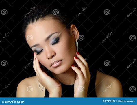 La Muchacha El Mulato Con Un Maquillaje Hermoso Imagen De Archivo