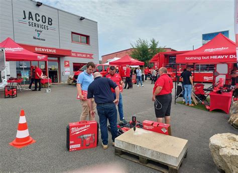 Montceau Jacob Services Voit Rouge Avec Le Big Red Tour Linformateur De Bourgogne