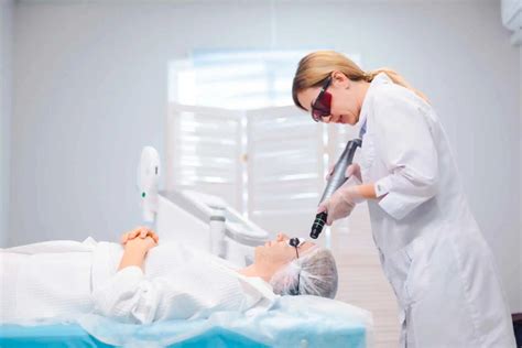 کدام دستگاه لیزر موهای زائد درد کمتری دارد؟