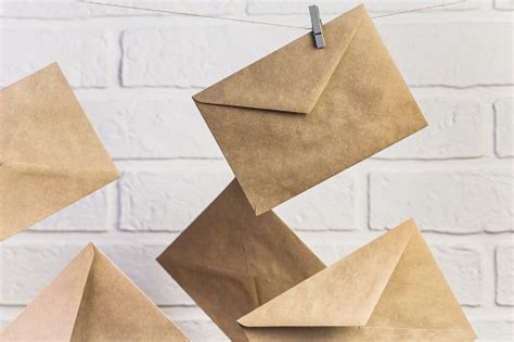 개념 우편 통신 배경 몇 가지 새로운 종이 갈색 공예 편지 봉투는 흰색 벽 배경에 밧줄에 옷핀에 걸려 0명에 대한 스톡 사진 및 기타 이미지 Istock