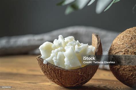 그릇에 유기농 코코넛 버터 조각과 나무 테이블에 신선한 코코넛 요리와 천연 화장품을 위한 건강한 성분의 개념 건강한 식생활에 대한 스톡 사진 및 기타 이미지 Istock