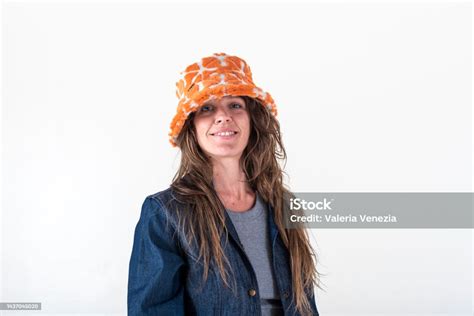 모자를 쓰고 흰색 배경 위에 카메라를 바라보는 웃는 여자의 초상화 35 39세에 대한 스톡 사진 및 기타 이미지 35 39세 긍정적인 감정 표현 긴 머리 Istock