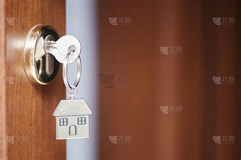 房间钥匙在门上